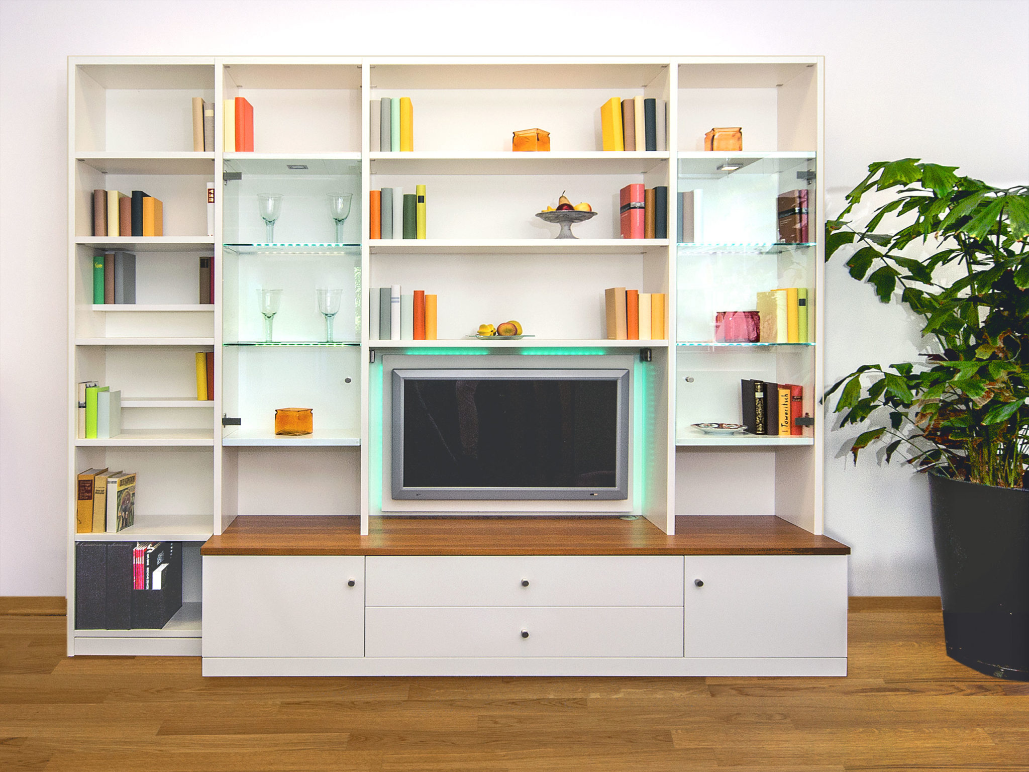 Weißes Wohnzimmerregal | urbana möbel München