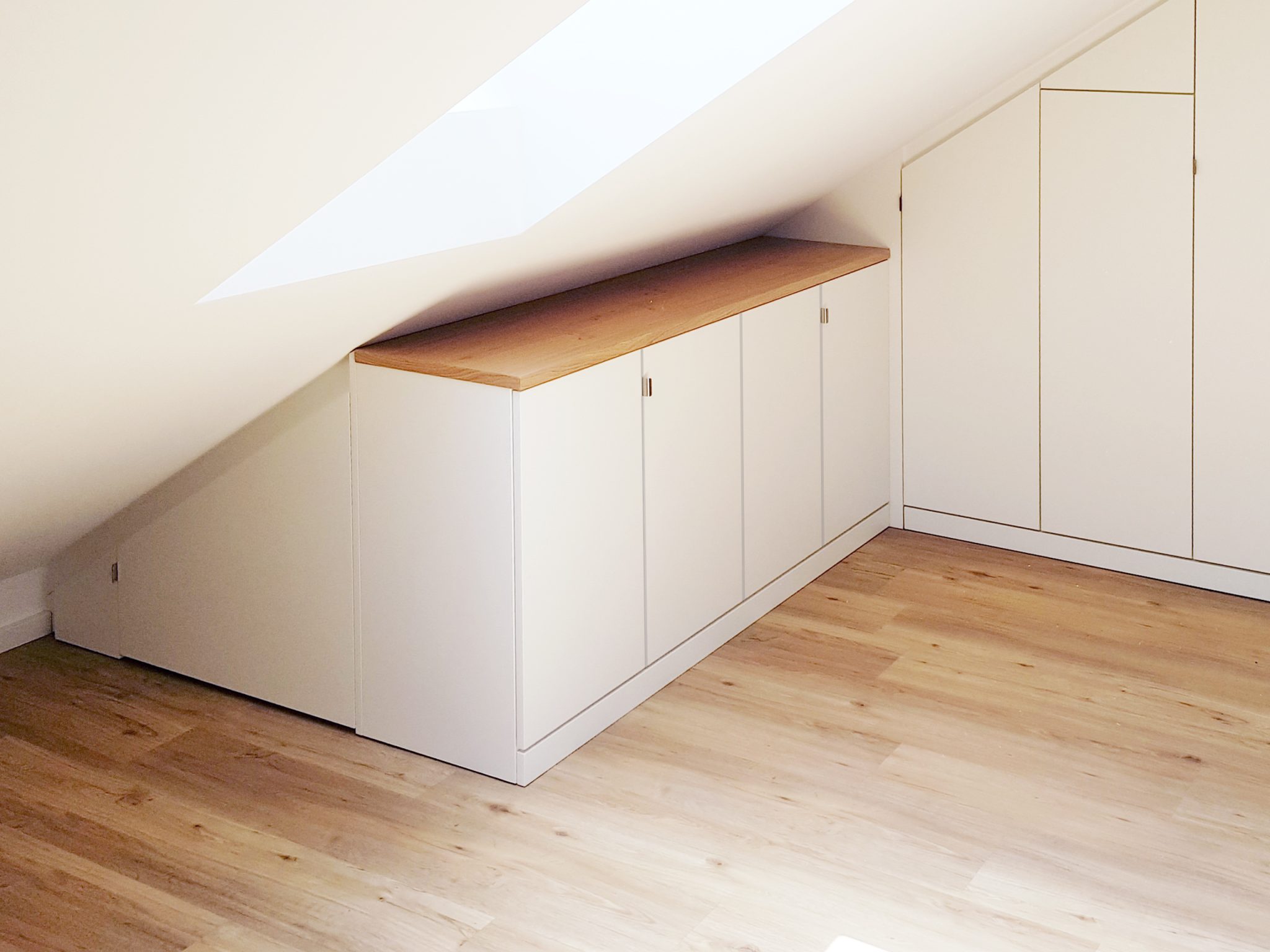 Niedrige Kommode für die Dachschräge | urbana möbel München